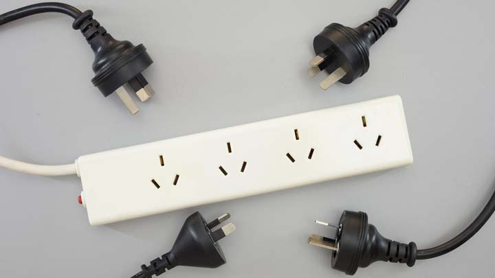 So THAT’s the difference between two and three-pronged plugs! - Starts ...