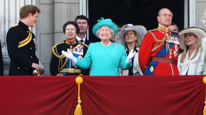 Send your messages of congratulations to the Queen! - Starts at 60