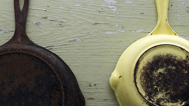 The easy way to clean burnt stains off your frying pan - Starts at 60