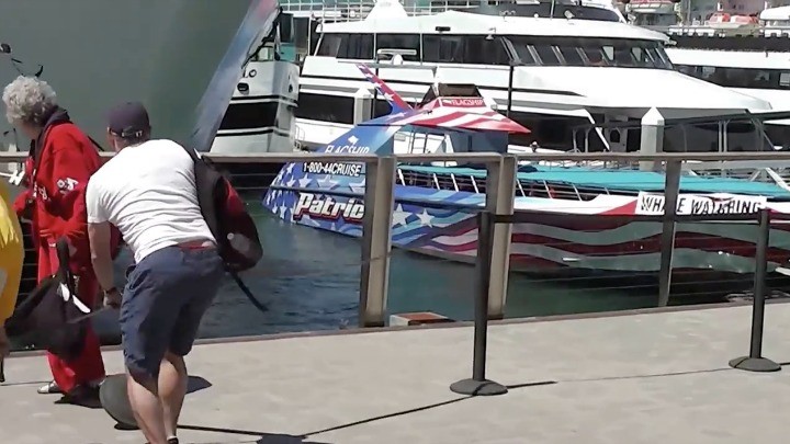 Cruise ship crashes into pier narrowly missing spectators - Starts at 60
