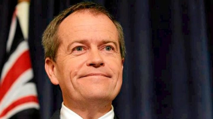 Bill Shorten takes selfie with more popular politician - Starts at 60