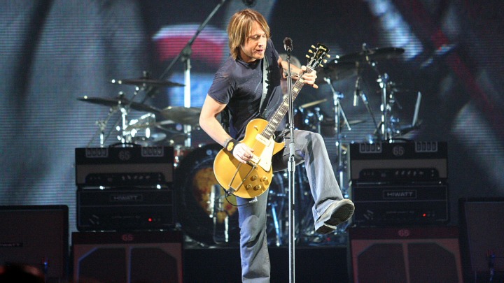 Keith Urban gets surprised by a fan on stage, and tells the world about ...