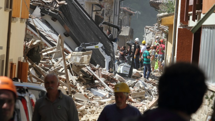 These heartbreaking photographs show the destruction in Italy - Starts ...