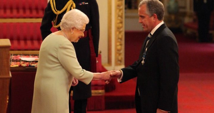 The Queen honours former soldier with George Cross for amazing bravery ...