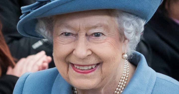 Ever-youthful Queen Elizabeth shares a cheeky joke with nurses - Starts ...