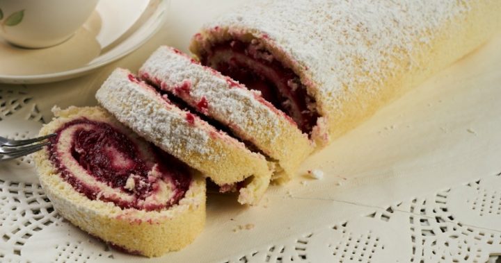 Easy and delicious jam and cream roulade - Starts at 60