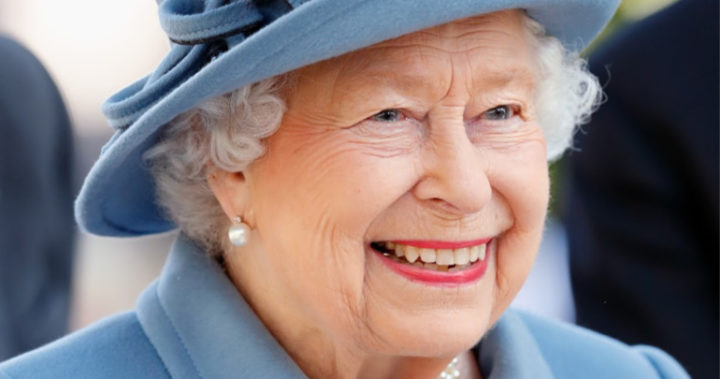 Queen Elizabeth II shines in lovely blue ensemble for races - Starts at 60