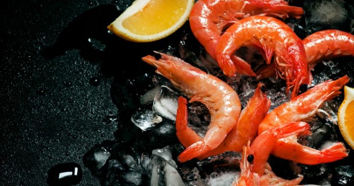 The fastest and easiest way to peel and devein prawns like a pro ...