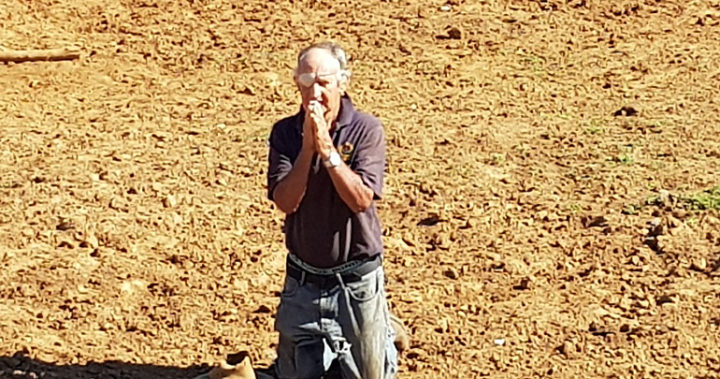 Woman shares heartbreaking photo of drought-stricken farmer praying for ...