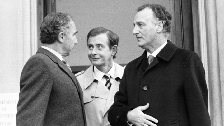 Derek Fowlds, star of Heartbeat and Yes Minister, dies aged 82 - Starts ...