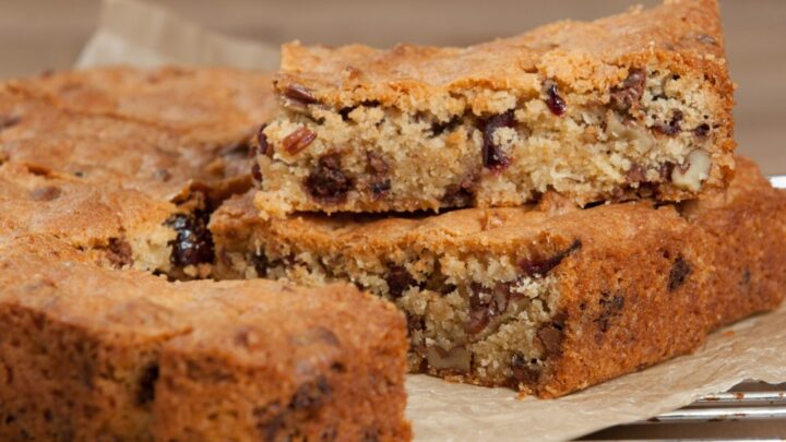 Old-fashioned date and walnut biscuit bars - Starts at 60