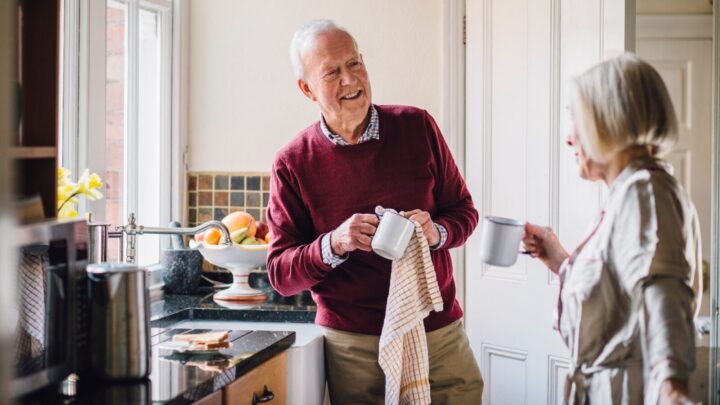 Daily Joke: A woman walked into the kitchen - Starts at 60