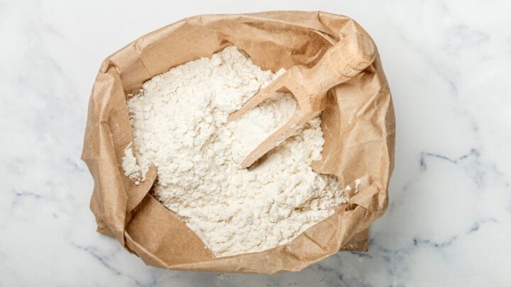 Self-raising flour vs plain flour with baking powder: Tips you need to ...