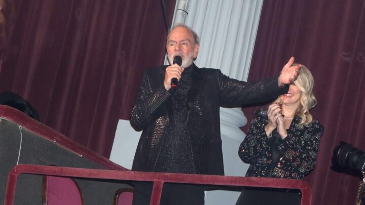 Neil Diamond delights fans with impromptu performance at the opening ...