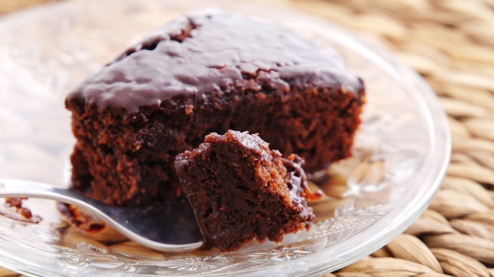 Easy, 15-minute chocolate raisin rum cake - Starts at 60